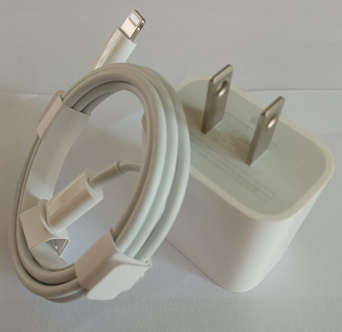 Apple 20W Adapter (A2305) + Apple USB-C to Lightning Cable (A2561) Pai ...